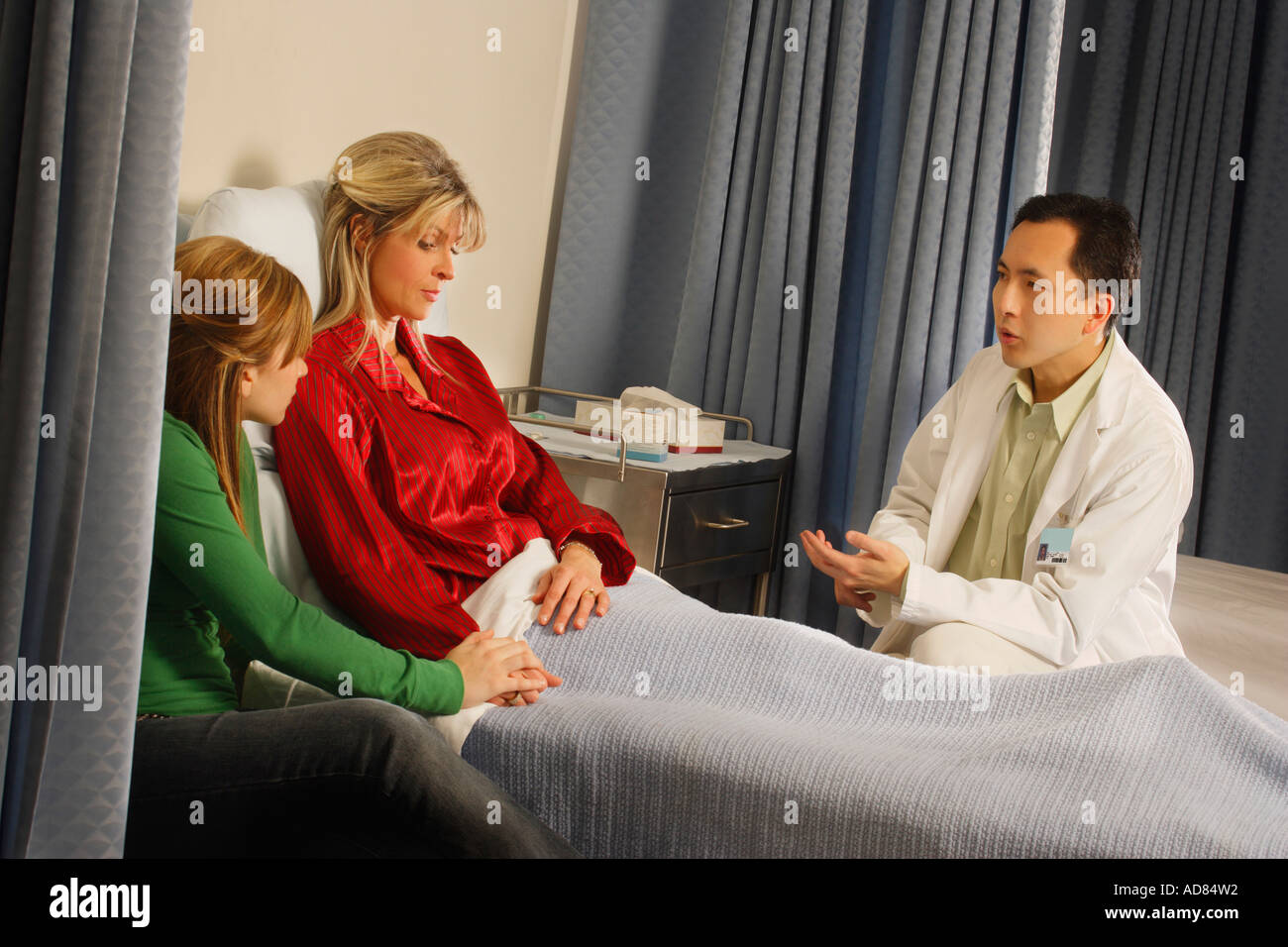 Doctor telling patient her diagnosis Stock Photo - Alamy