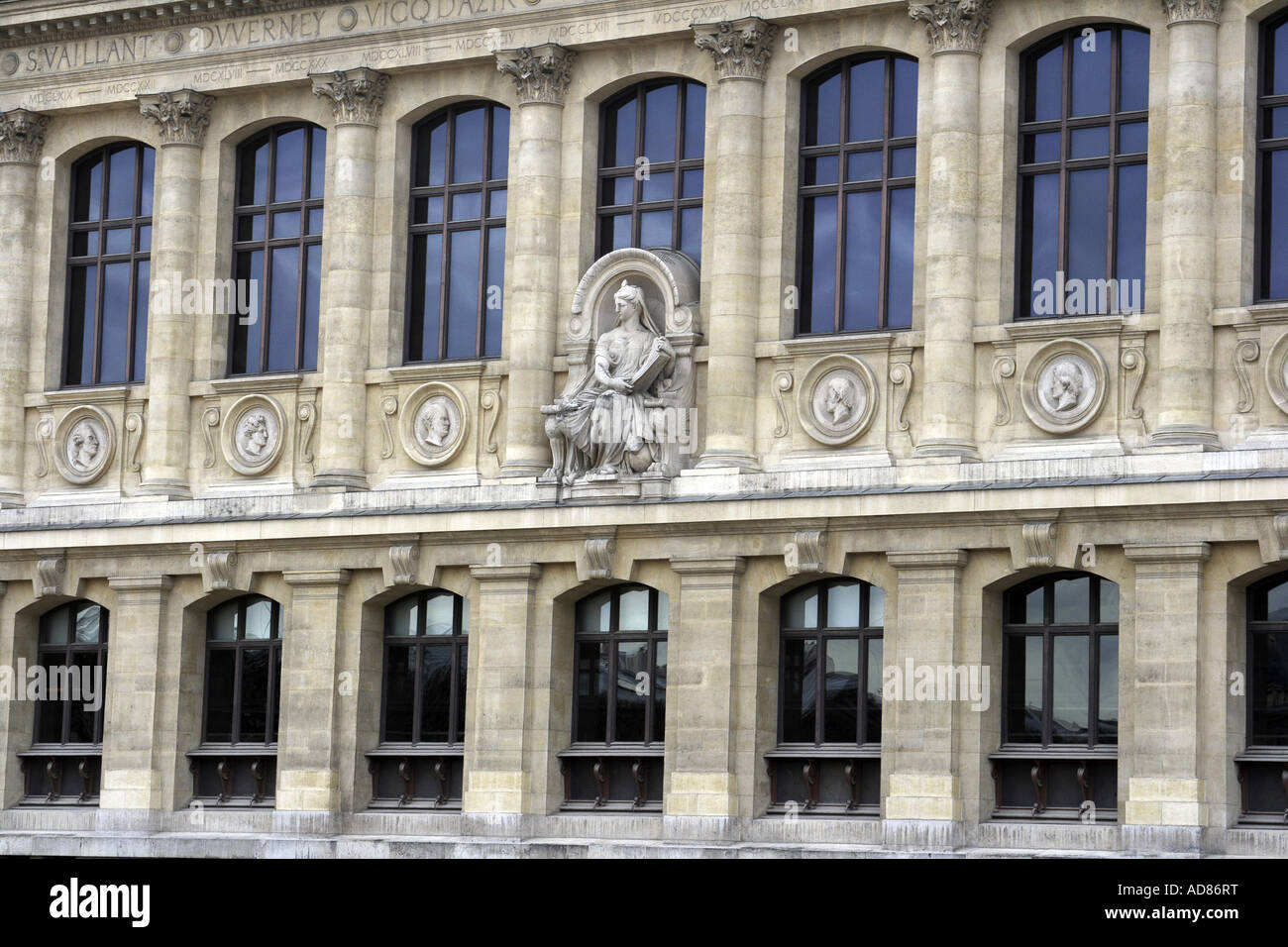 Paris classical architecture and statues Stock Photo - Alamy