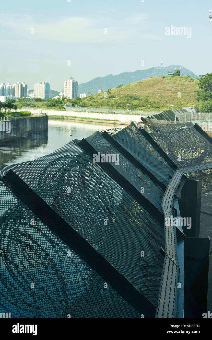 Lo wu border crossing hi-res stock photography and images - Alamy