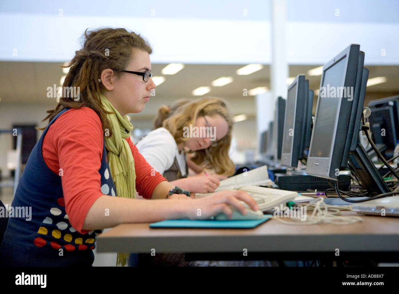 Teenage girls behind a computer in the library Stock Photo - Alamy