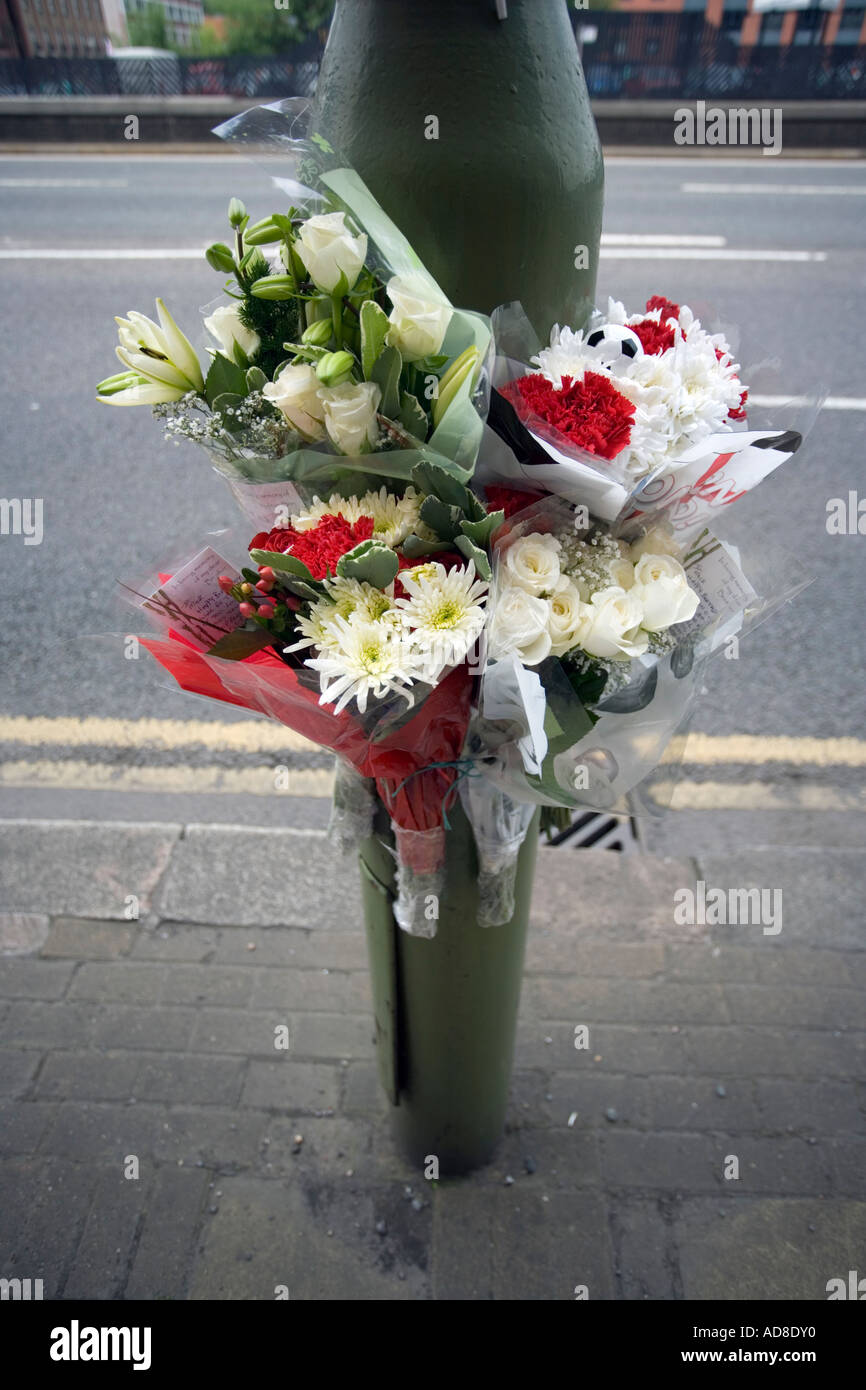 Floral tribute sign hi-res stock photography and images - Alamy