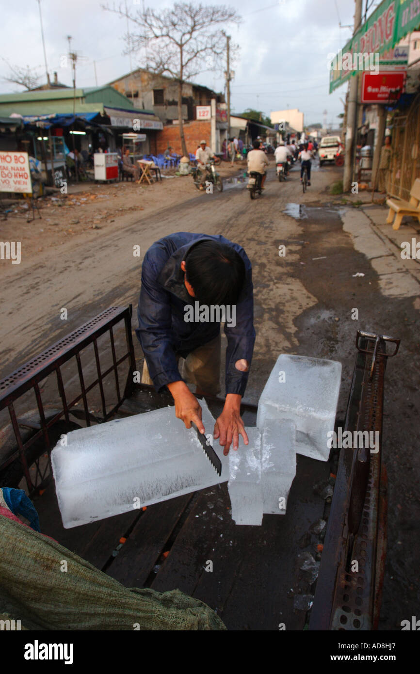 Block of ice delivery hi-res stock photography and images - Alamy
