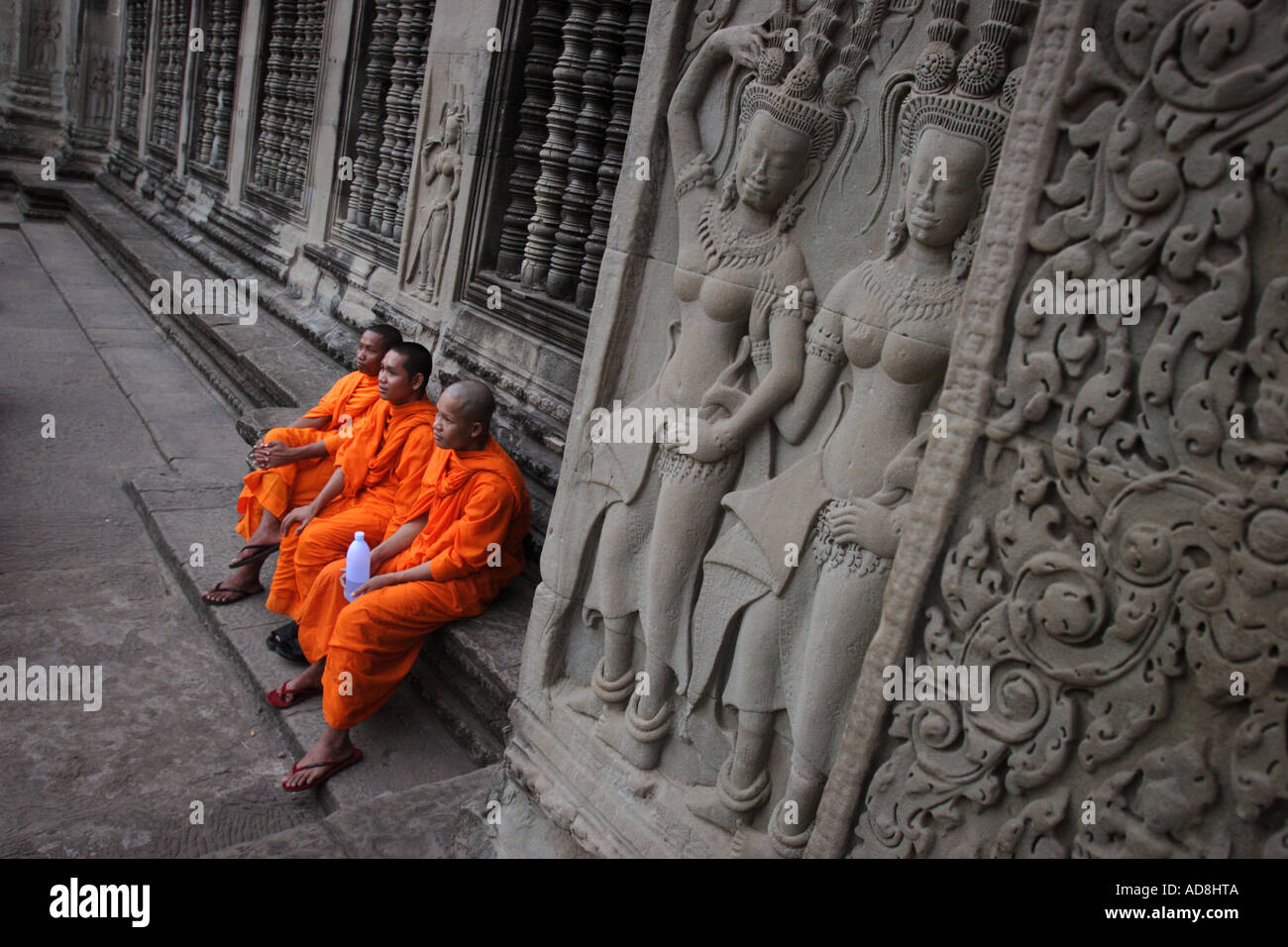 Young novice monks relax in Angkor Wat Temple Stock Photo - Alamy
