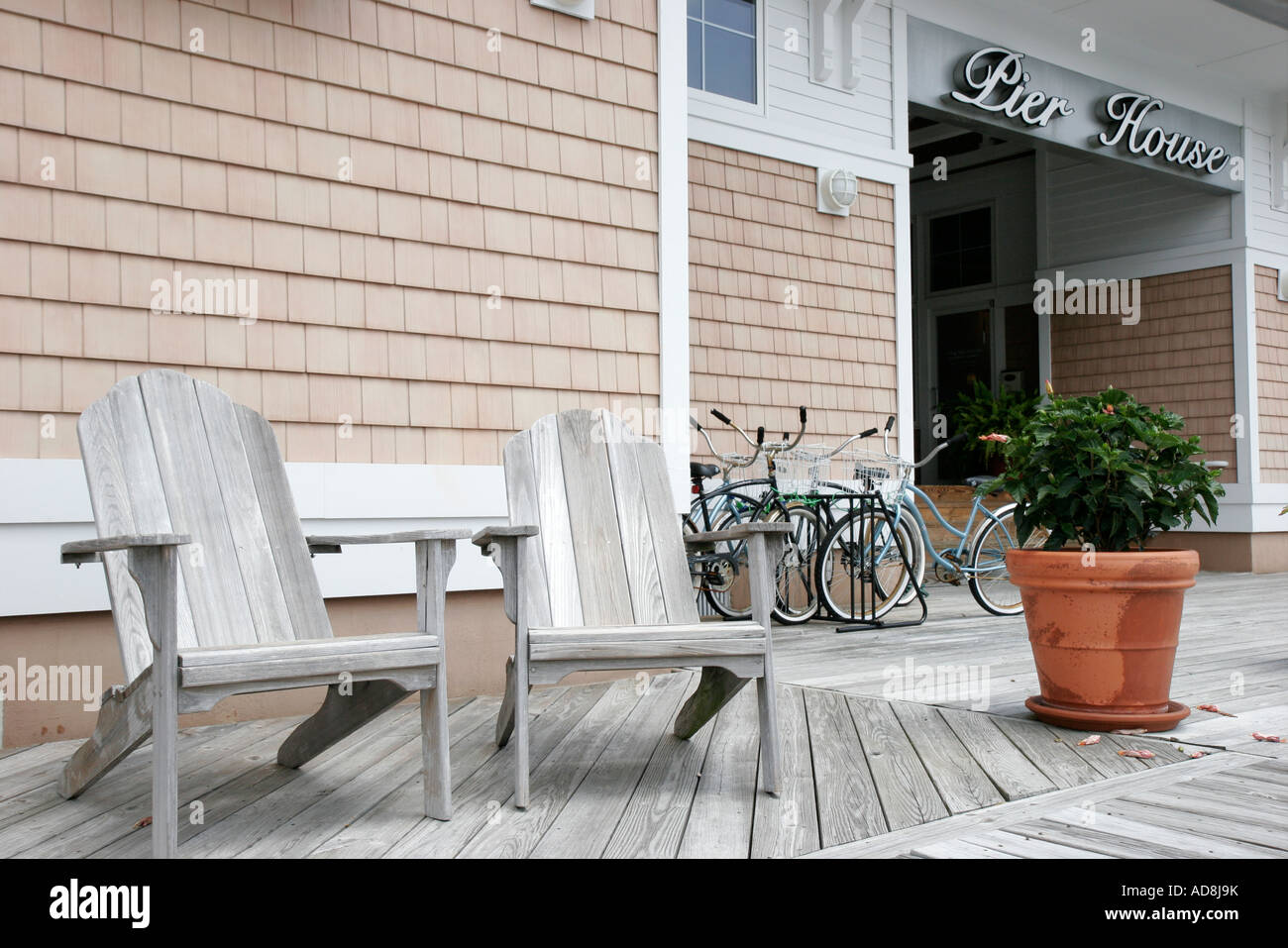 Long house houses home homes residence hi-res stock photography and ...