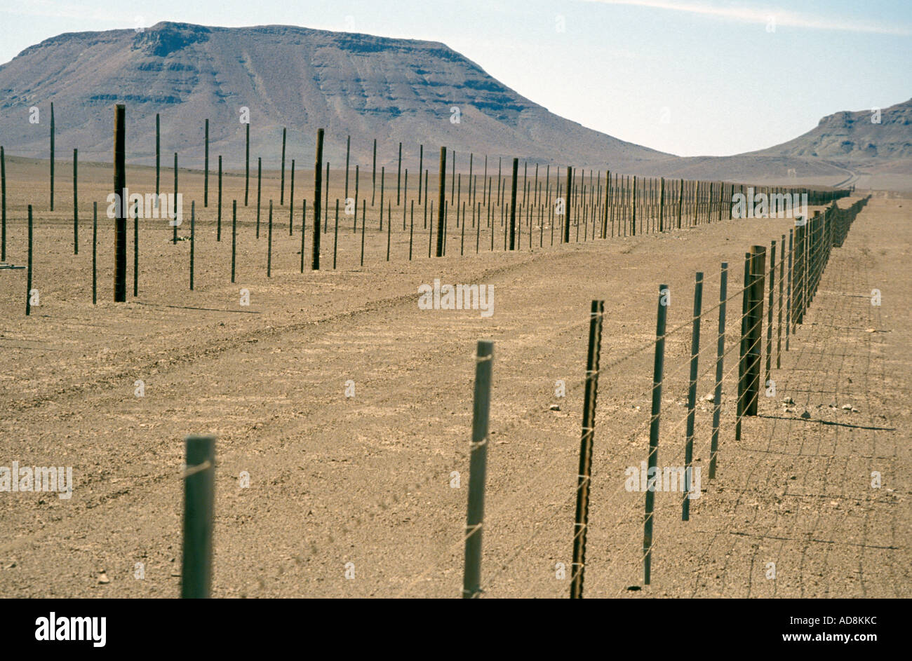 fence line in the desert Stock Photo - Alamy