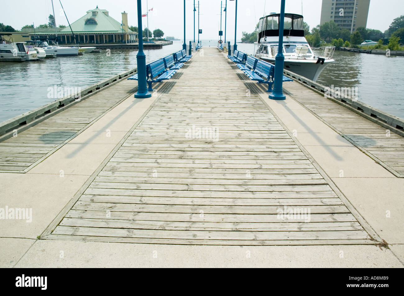 Wharf at lakeside marina Stock Photo - Alamy