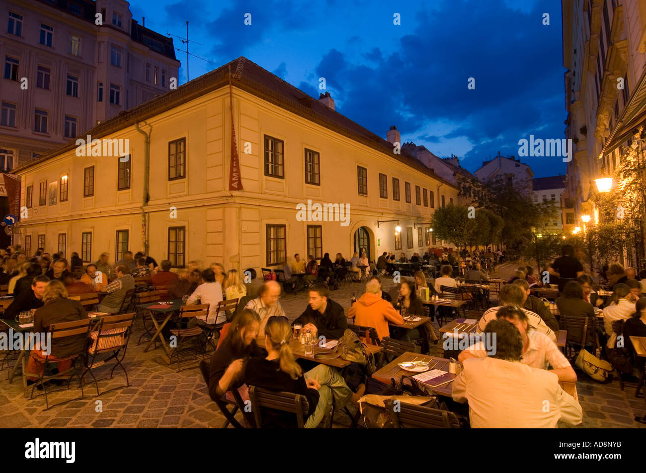 Vienna, Spittelberg, restaurant Amerlingbeisl, Lux, Plutzerbraeu Stock ...