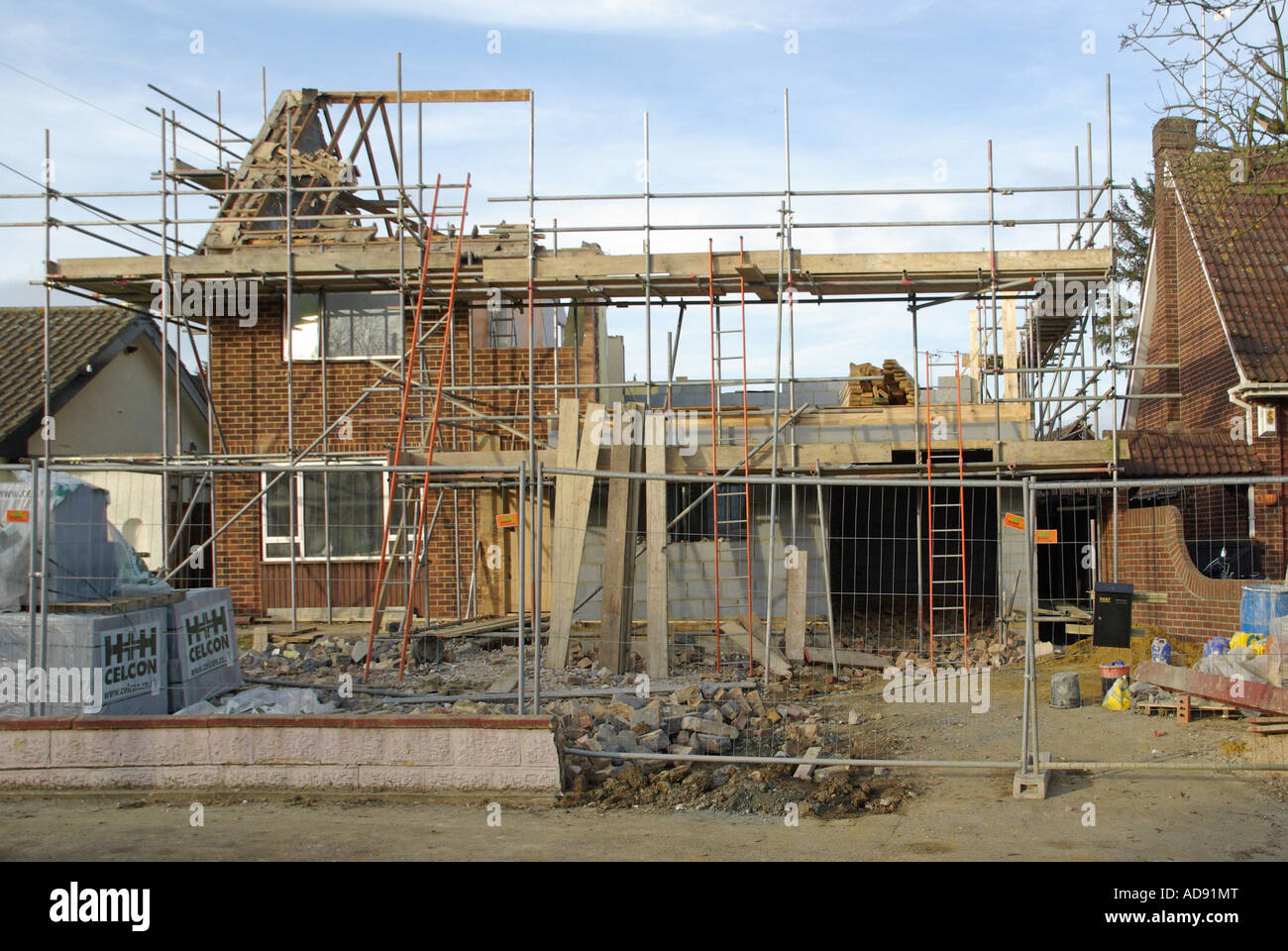Scaffold scaffolding building house hi-res stock photography and images ...