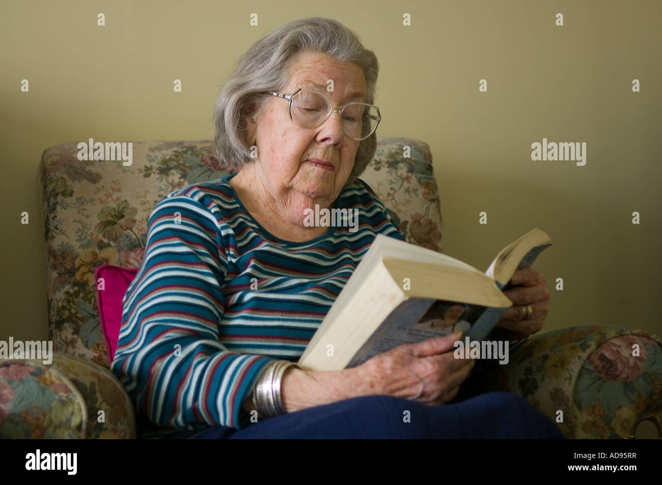Elderly lady reading Stock Photo - Alamy