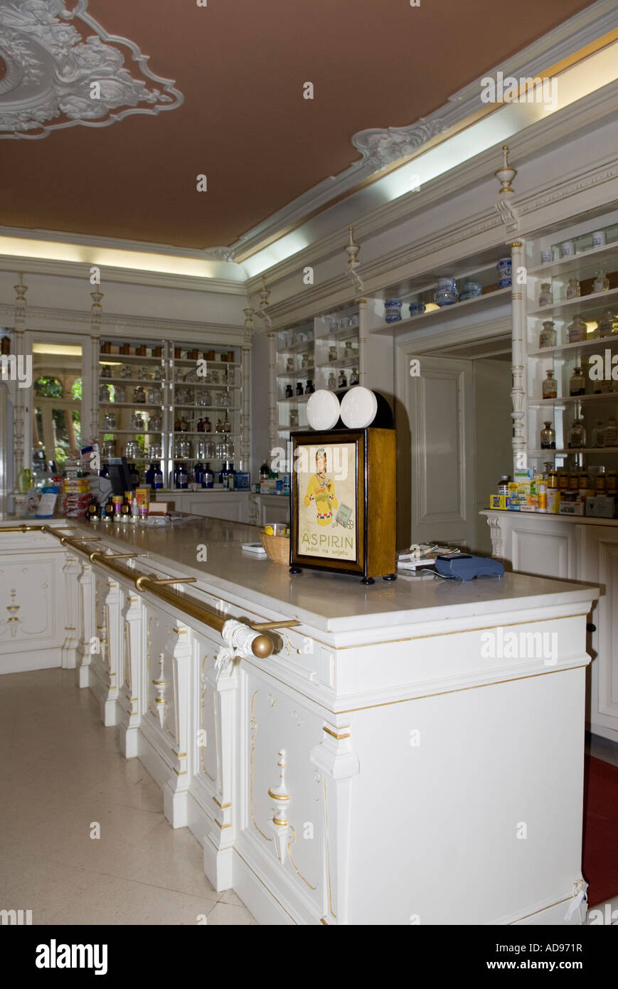 Old fashioned pharmacy hi-res stock photography and images - Alamy