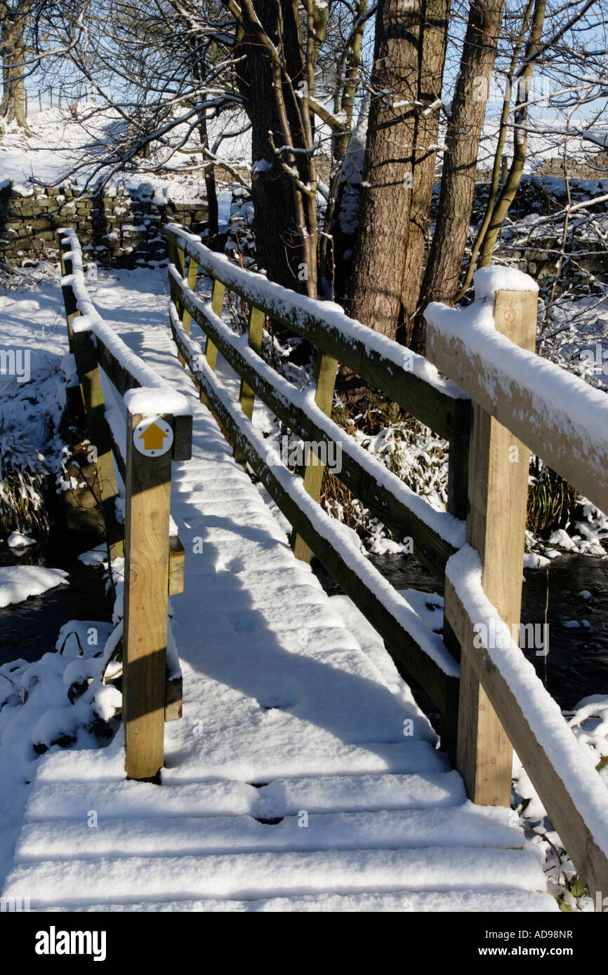 Snowy trail wooden footbridge hi-res stock photography and images - Alamy