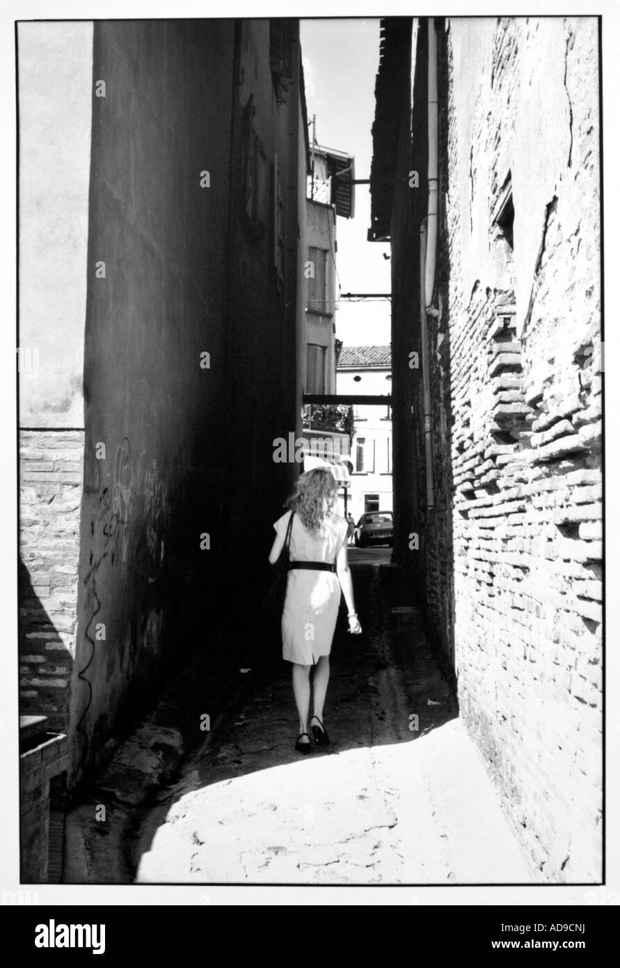 Narrow street in southern Black and White Stock Photos & Images - Alamy