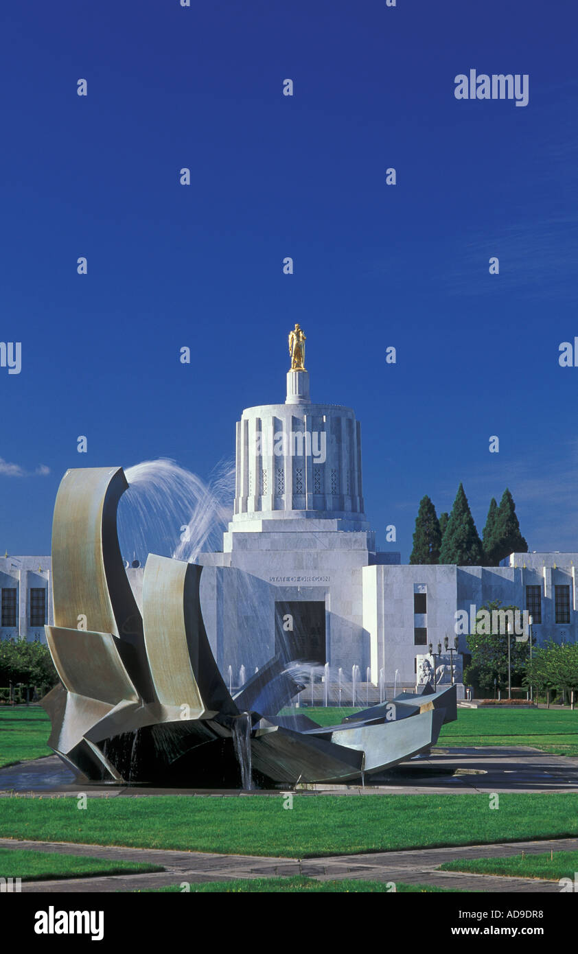 State Capitol building with gold Pioneer statue and water fountain ...