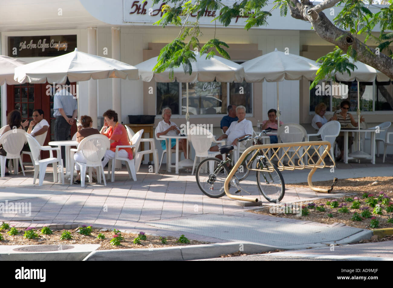 Outdoor cafe on Fifth Avenue in Naples Florida Stock Photo - Alamy