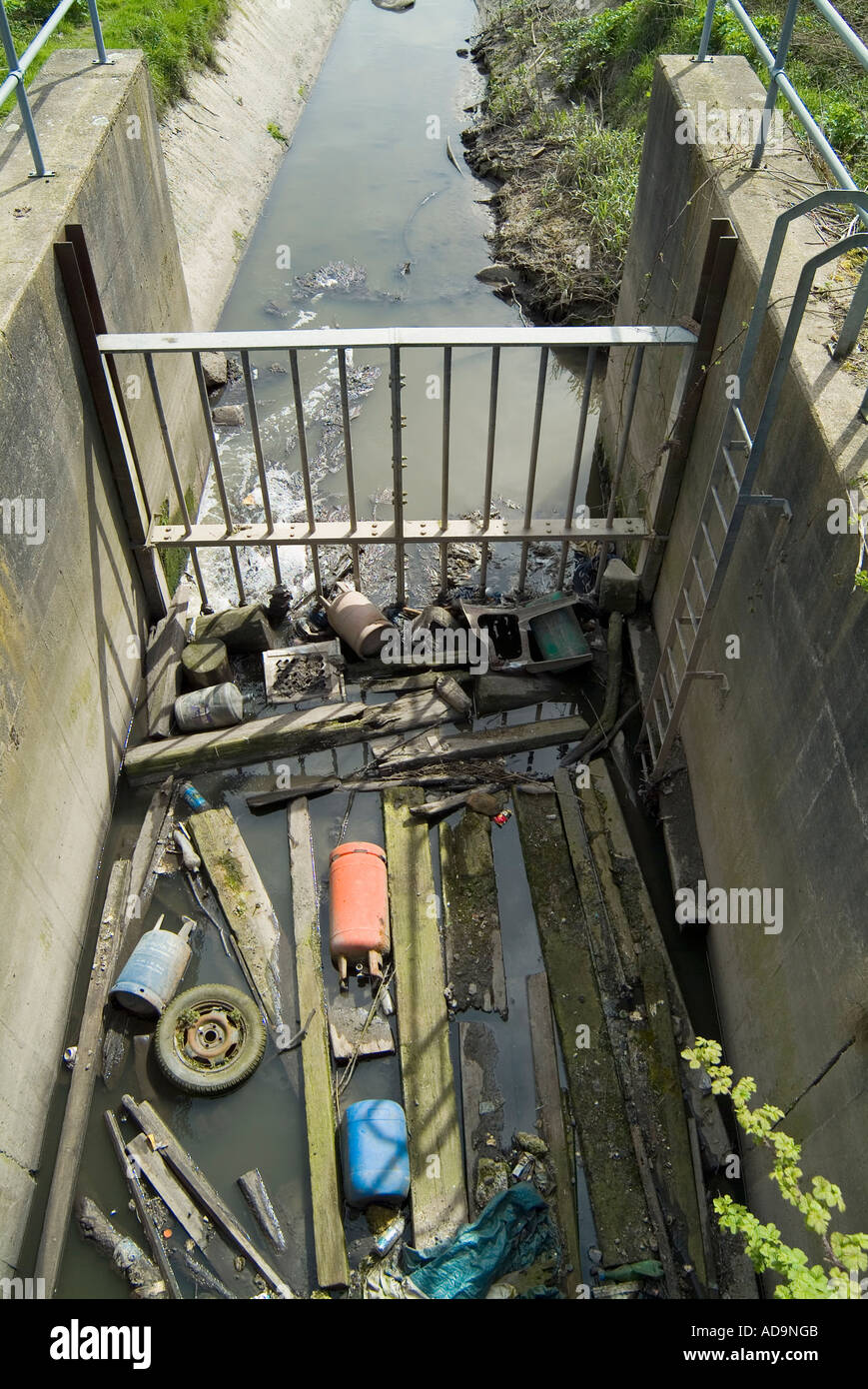 Culvert trash hi-res stock photography and images - Alamy
