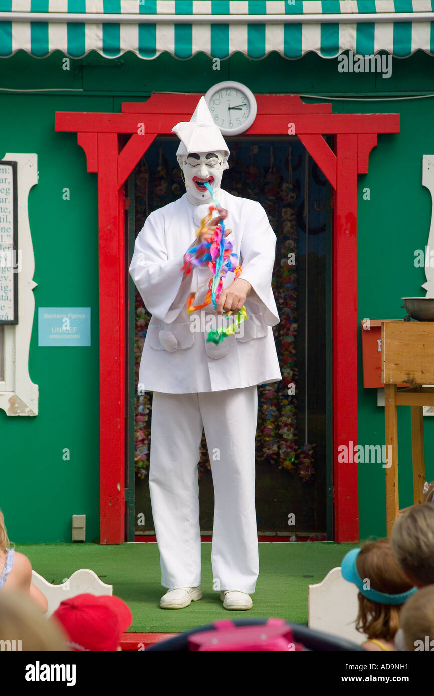 Pierrot and columbine hi-res stock photography and images - Alamy