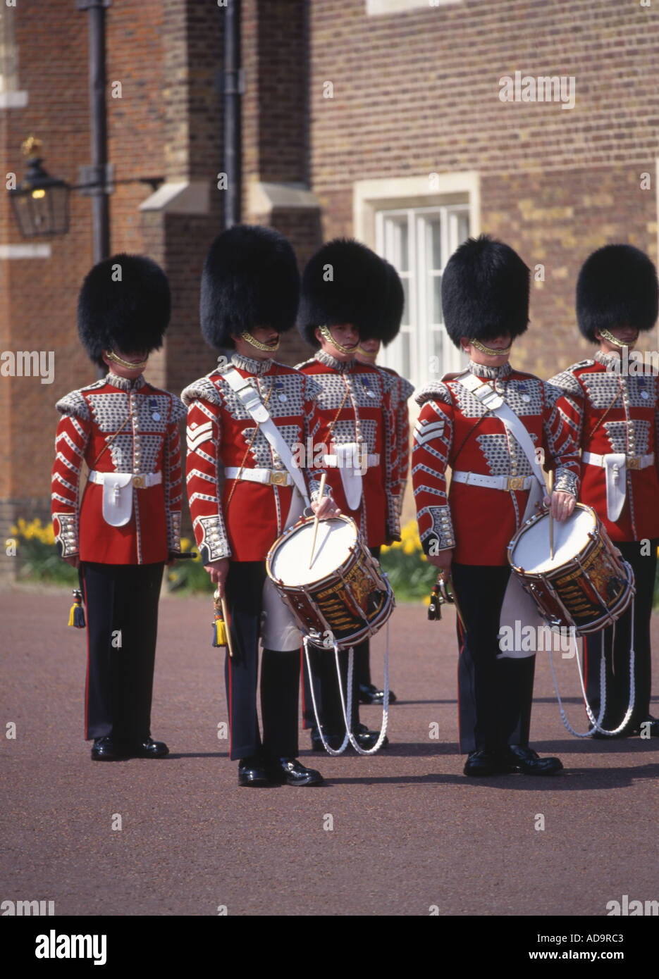 Queens guards hi-res stock photography and images - Alamy