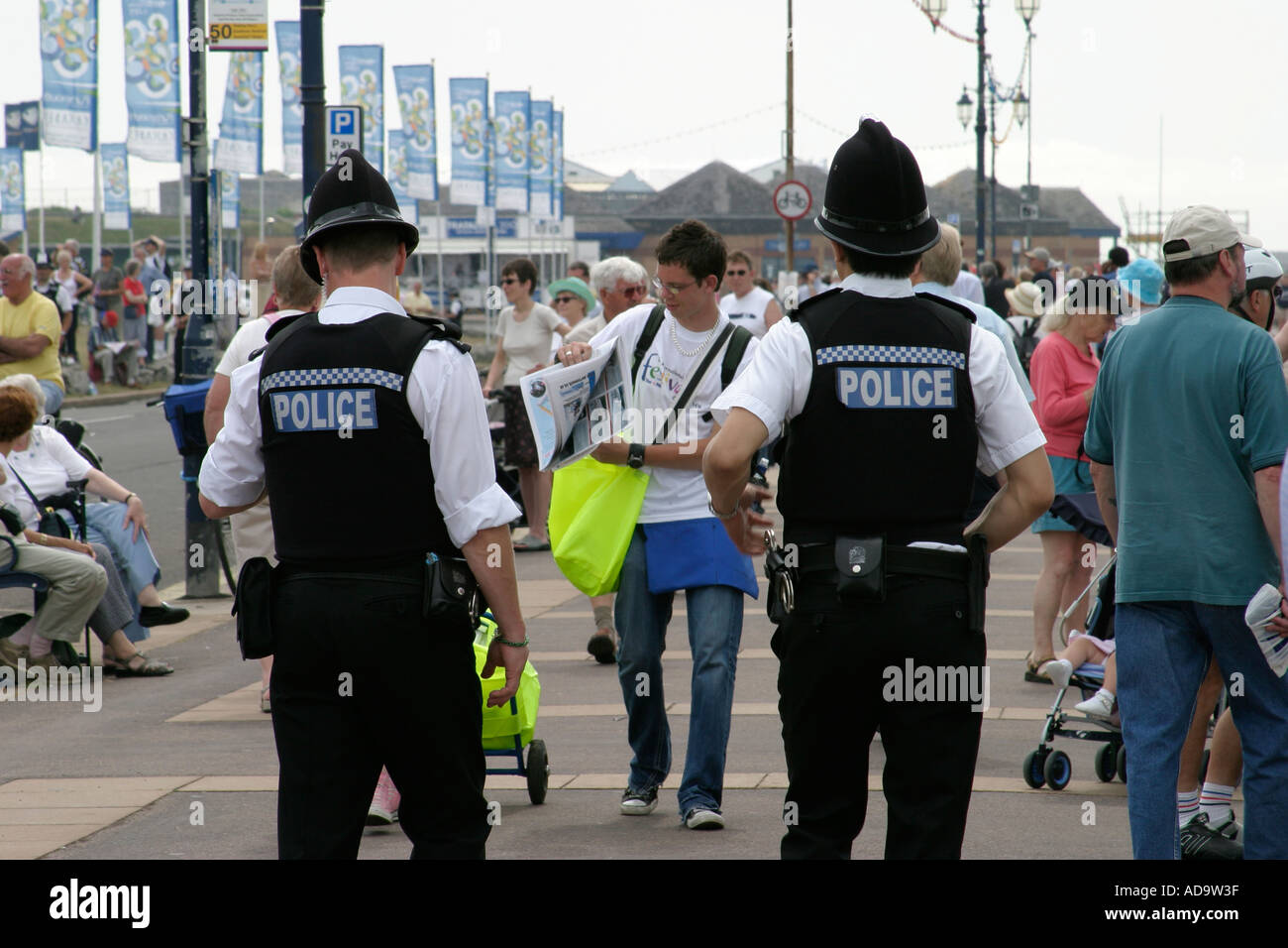UK Police Amongst Public 1 Stock Photo - Alamy