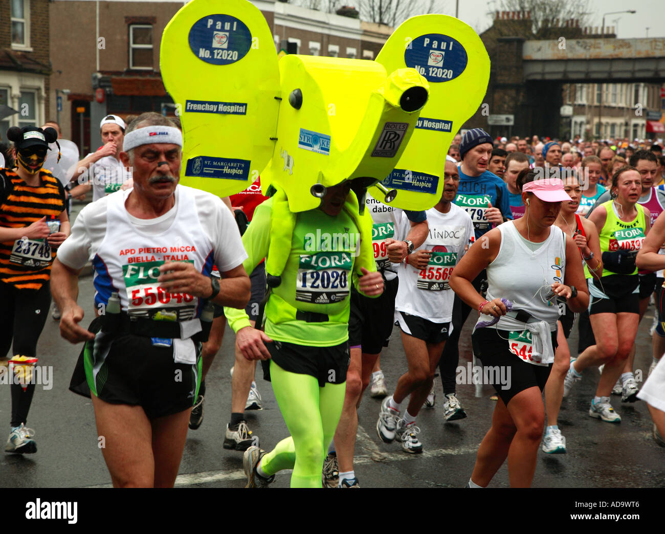 London marathon 2006 hi-res stock photography and images - Alamy