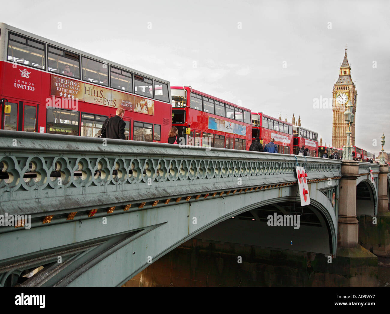 Bus queue london hi-res stock photography and images - Alamy