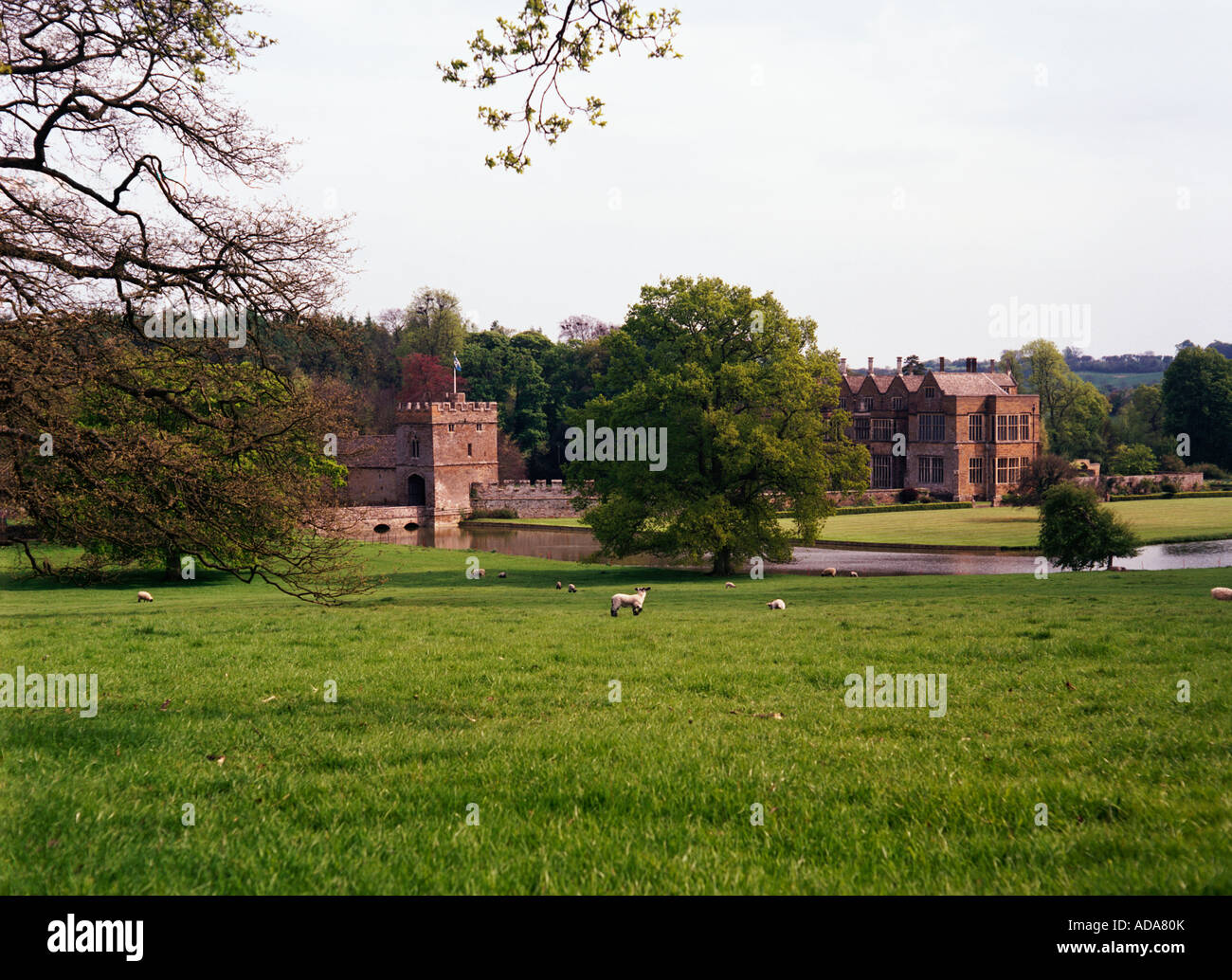 Broughton castle near banbury hi-res stock photography and images - Alamy