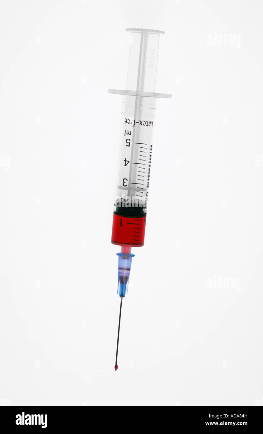 Needle and syringe with red fluid Stock Photo - Alamy