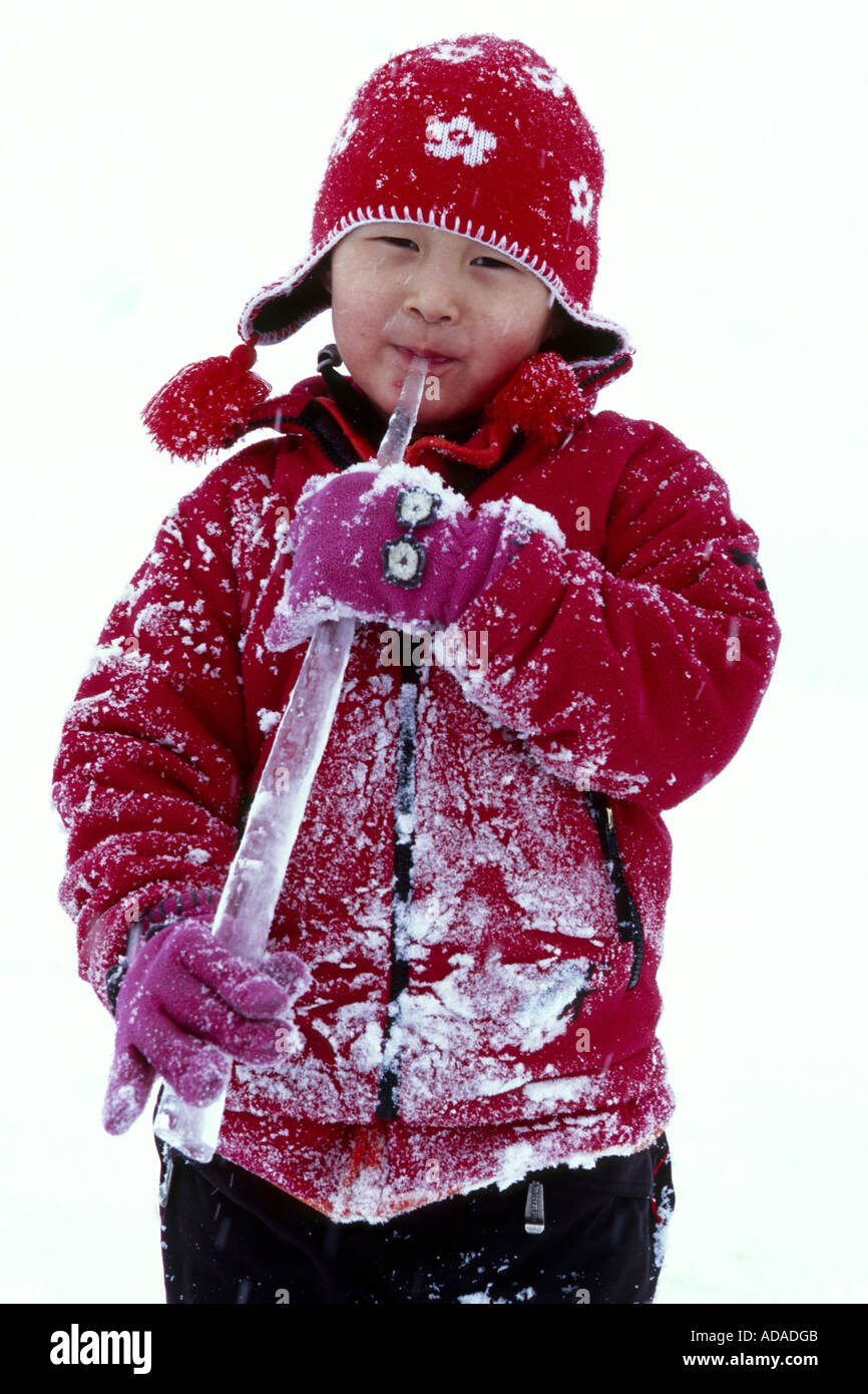 Inuit children playing hi-res stock photography and images - Alamy