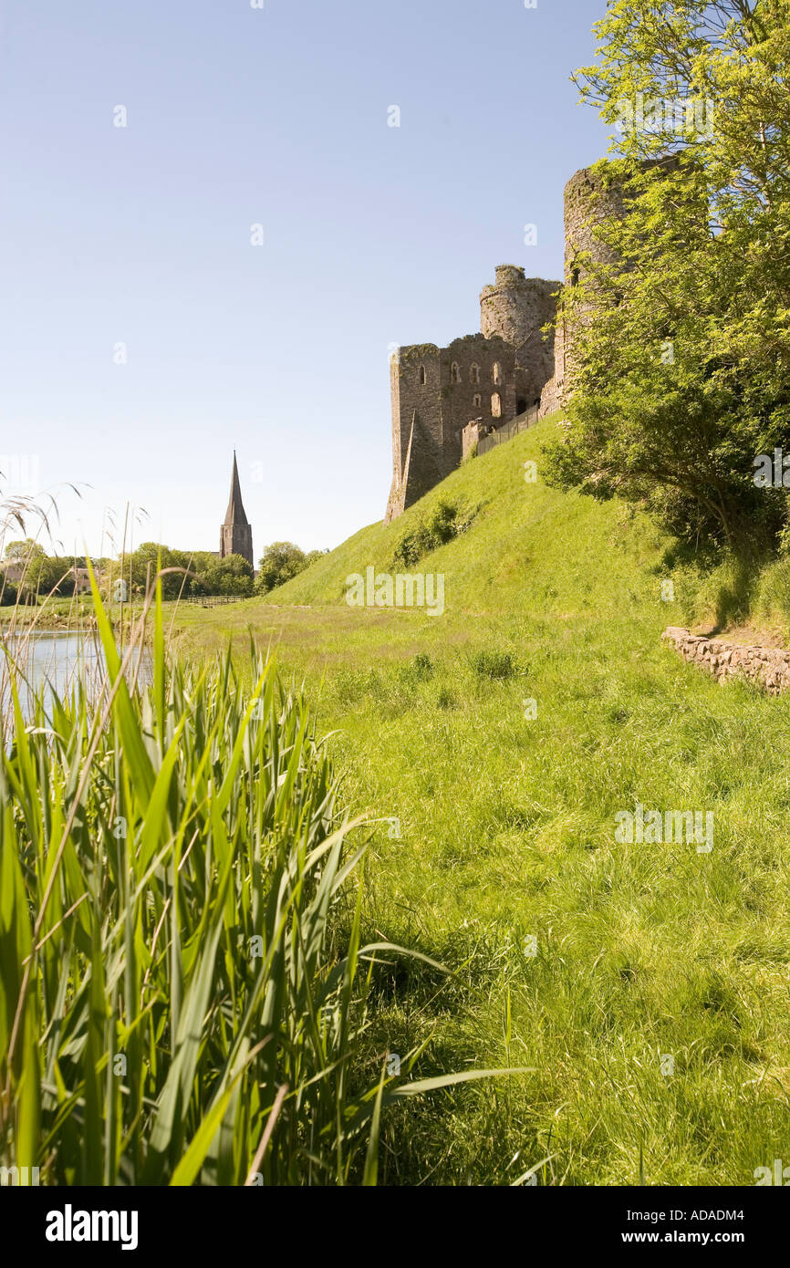 Wales Carmarthenshire Kidwelly castle above Gwendraeth River Stock ...