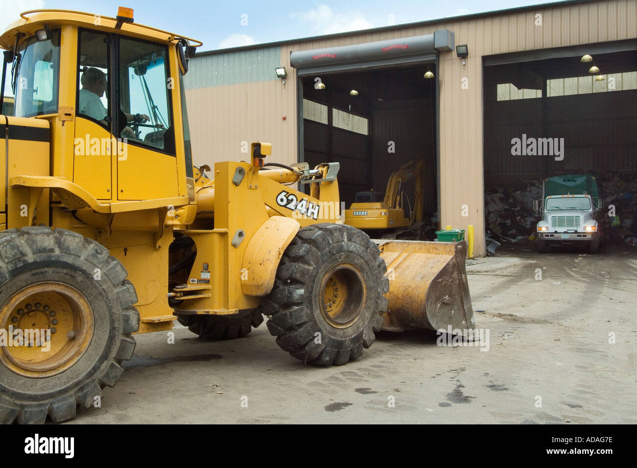 Bucketloader hi-res stock photography and images - Alamy