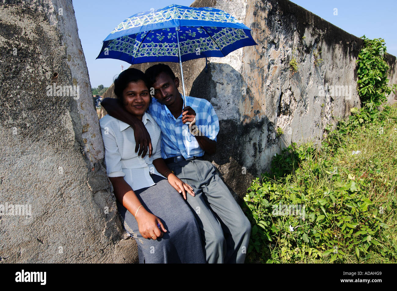 Galle Fort young couples on the fortifications Stock Photo - Alamy