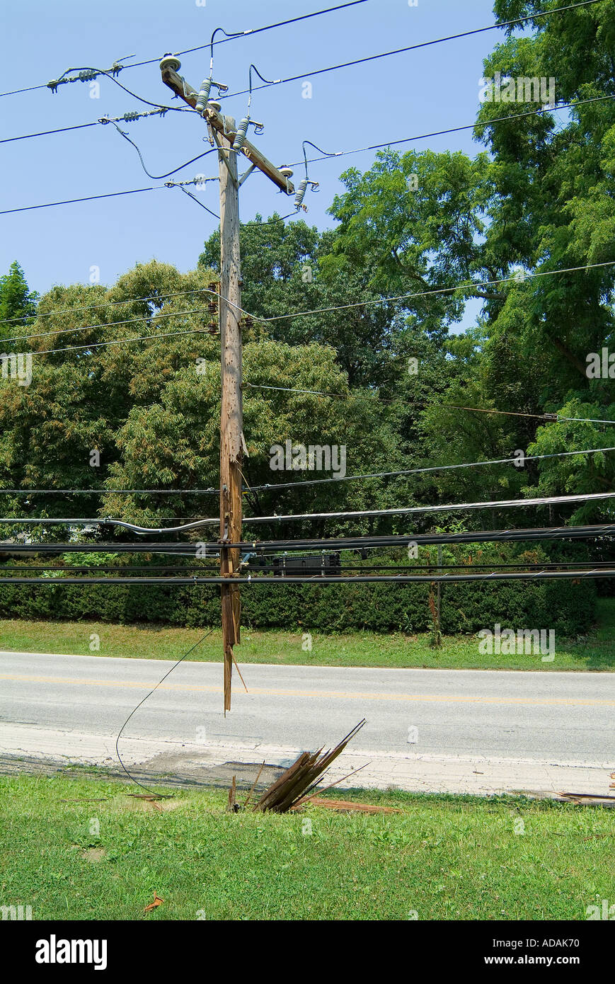 Broken utility pole hi-res stock photography and images - Alamy Broken utility pole hi-res stock photography and images - Alamy