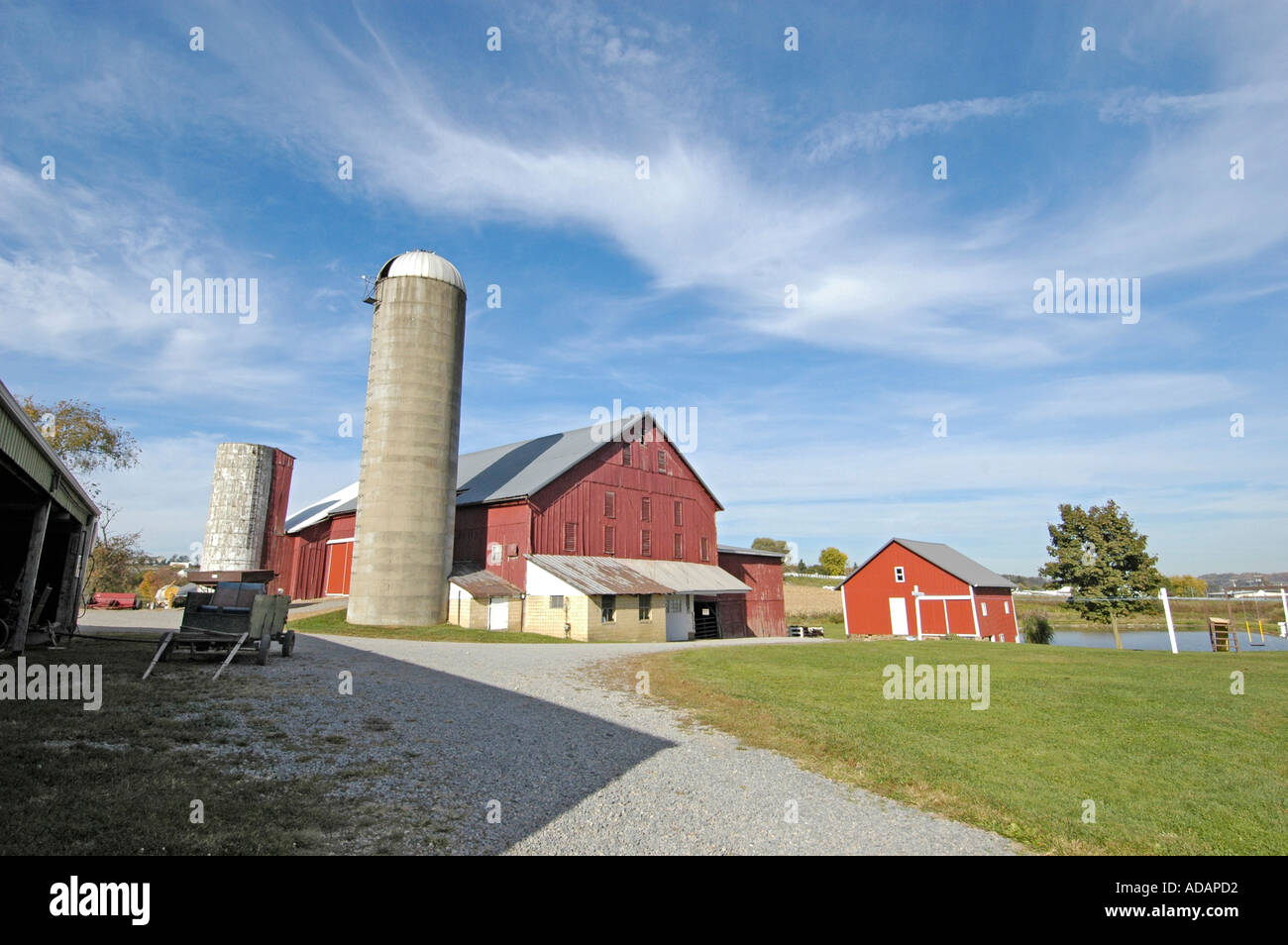 Red Amish Barn in Ohio with Silo for feed for cattle Stock Photo - Alamy