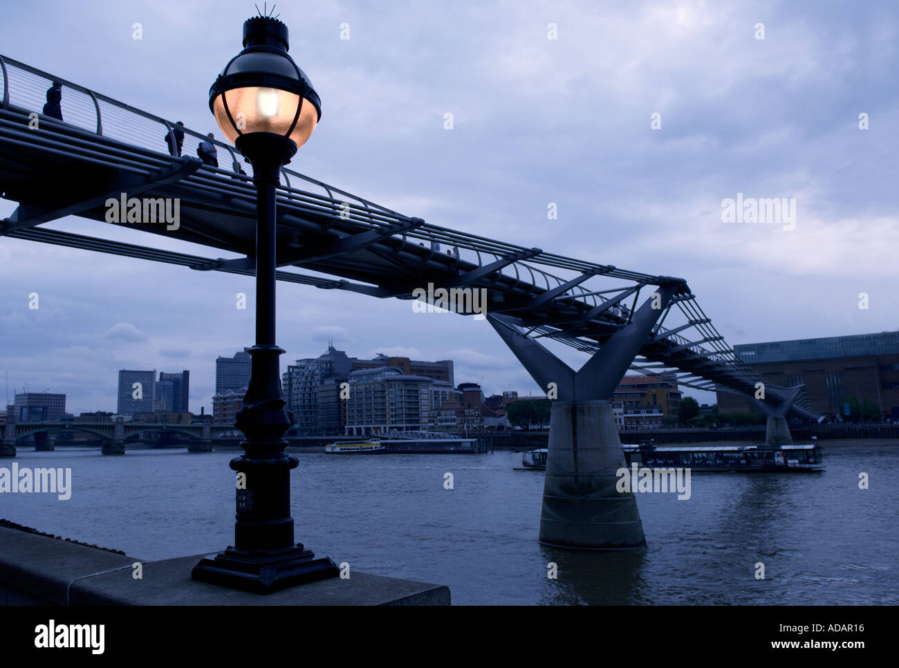 The Norman Foster designed Millennium bridge across the Thames in ...