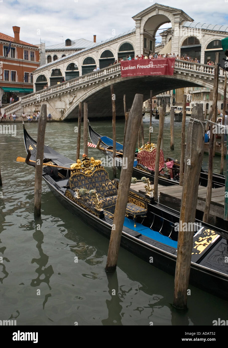 Gondolas by Rialto Bridge Venice Italy Stock Photo - Alamy
