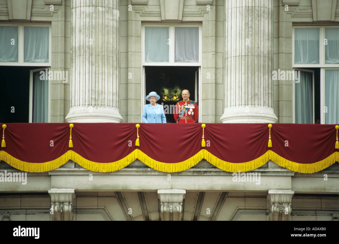 Buckingham palace balcony hi-res stock photography and images - Alamy