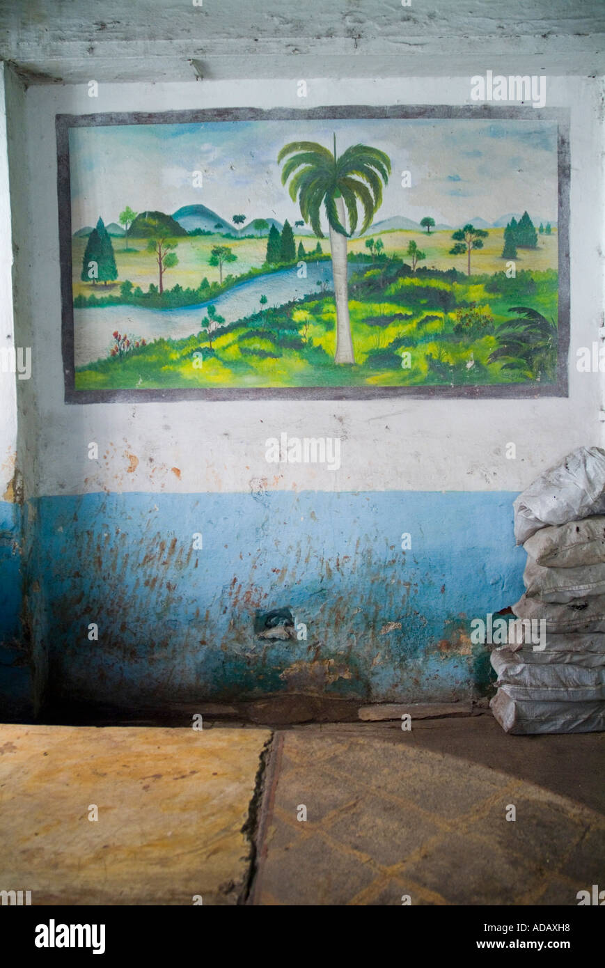 Run down grocery store hi-res stock photography and images - Alamy