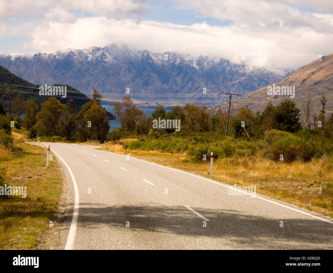 open road to queenstown central otago new zealand Stock Photo - Alamy