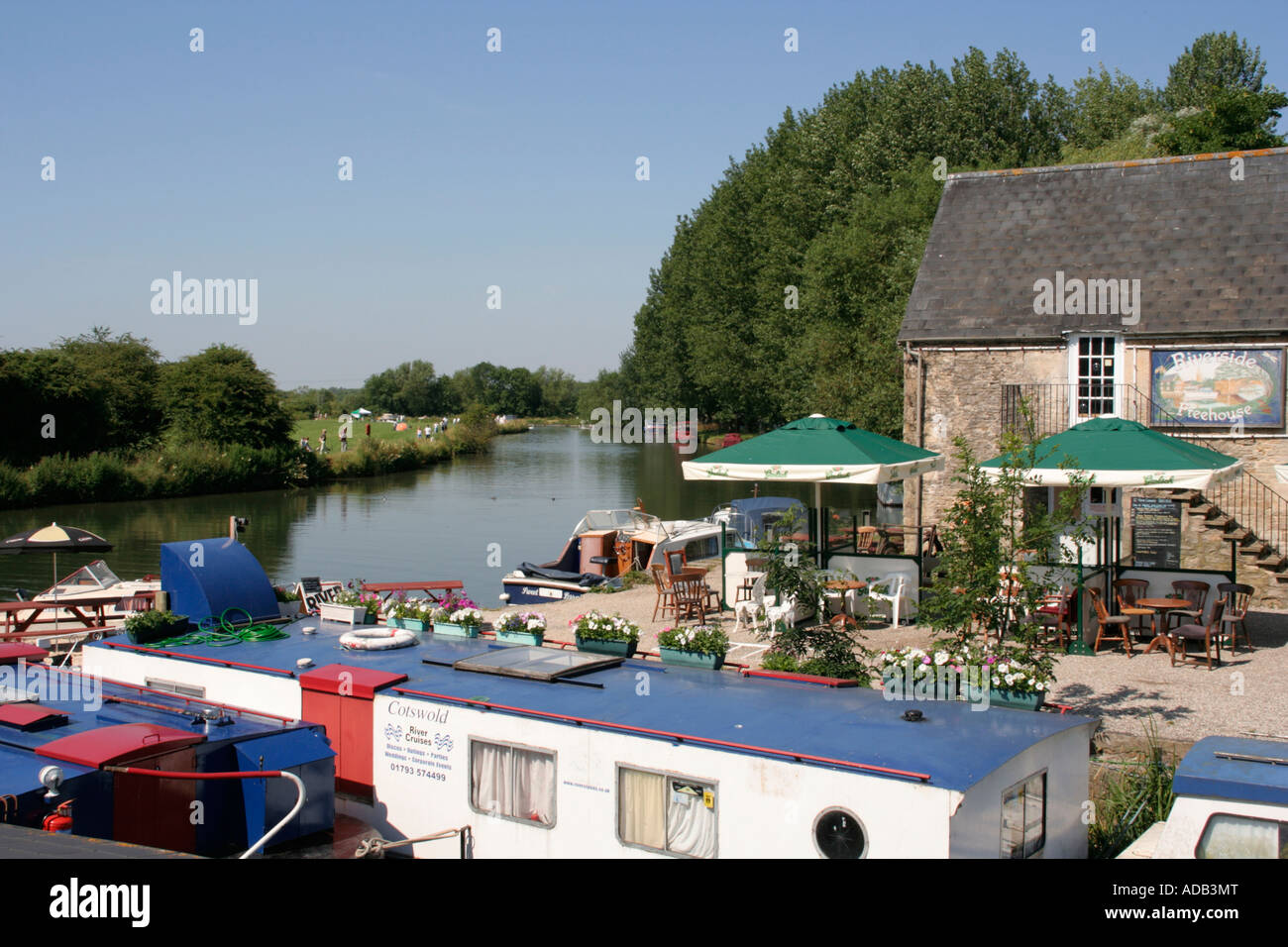 river thames at lechlade riverside public house cotswolds ...