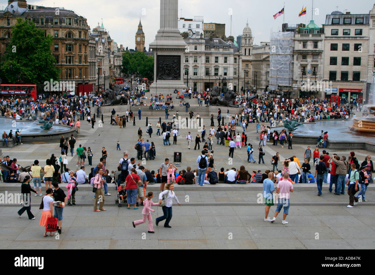 many tourists trafalgar square high summer london england uk gb Stock Photo - Alamy