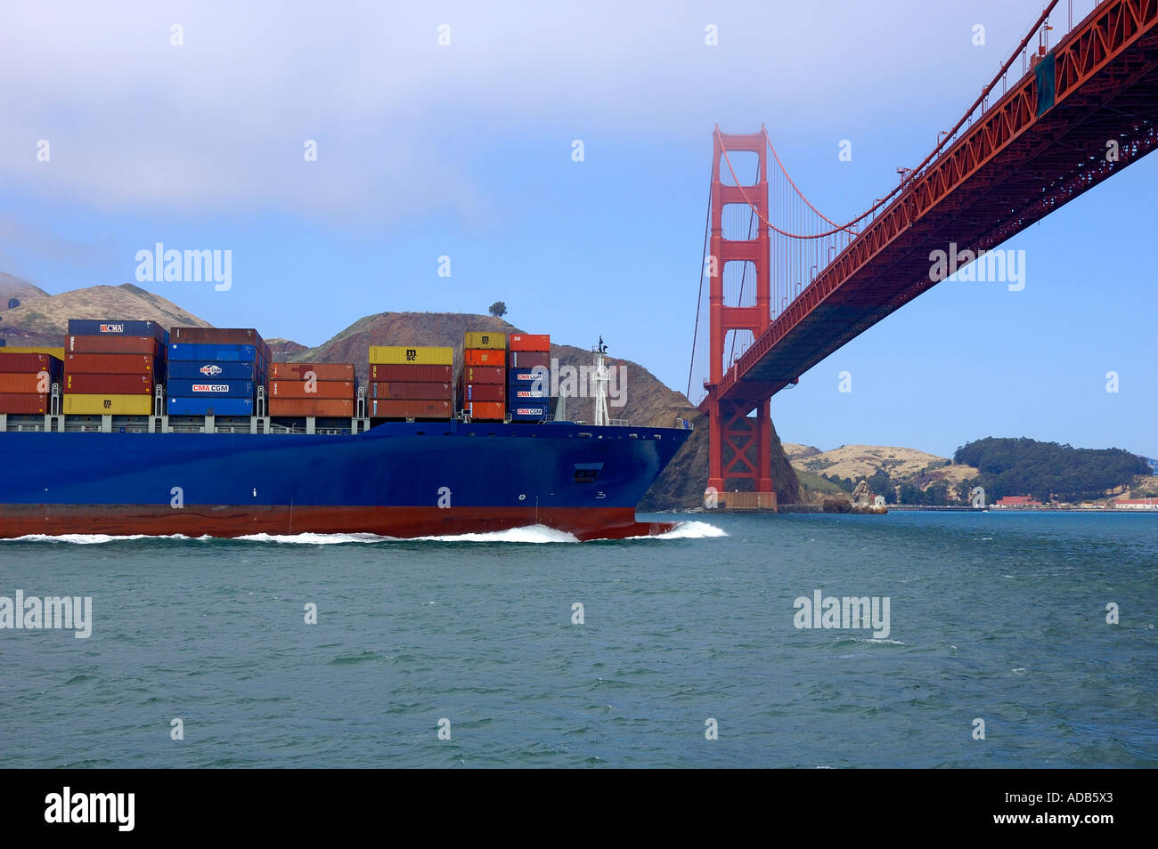 Cargo ship passing by under the golden Gate Bridge Stock Photo - Alamy