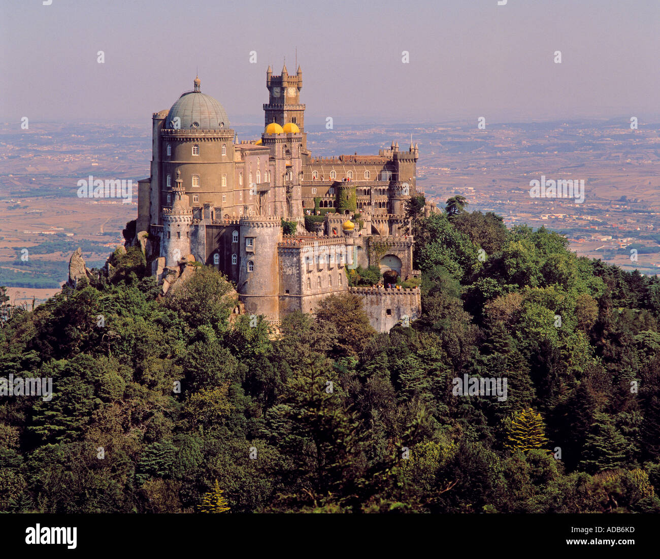 Capital palacio nacional da pena palacio nacional hi-res stock ...