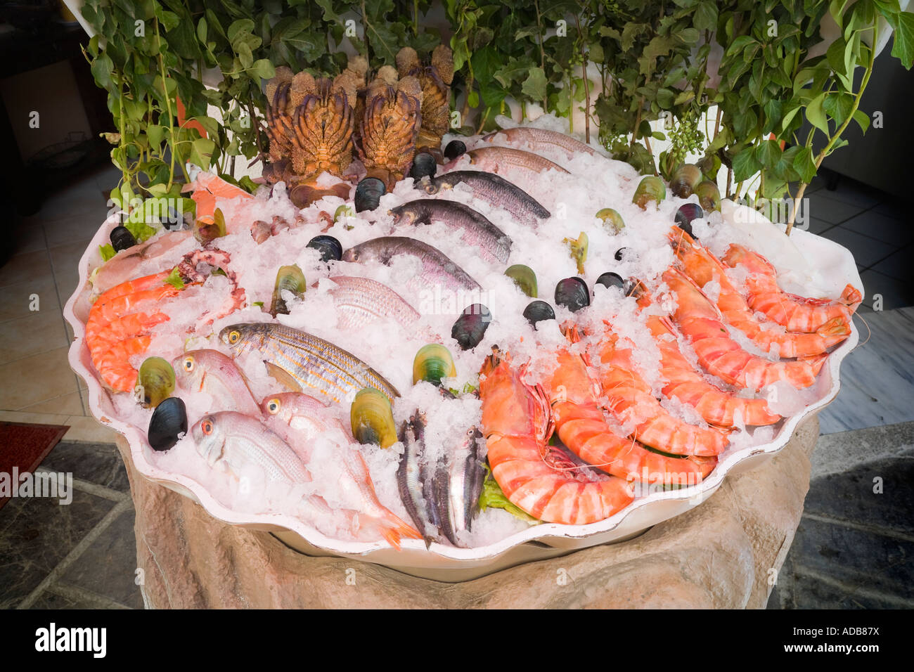 Harbour front restaurants rethymnon hi-res stock photography and images ...