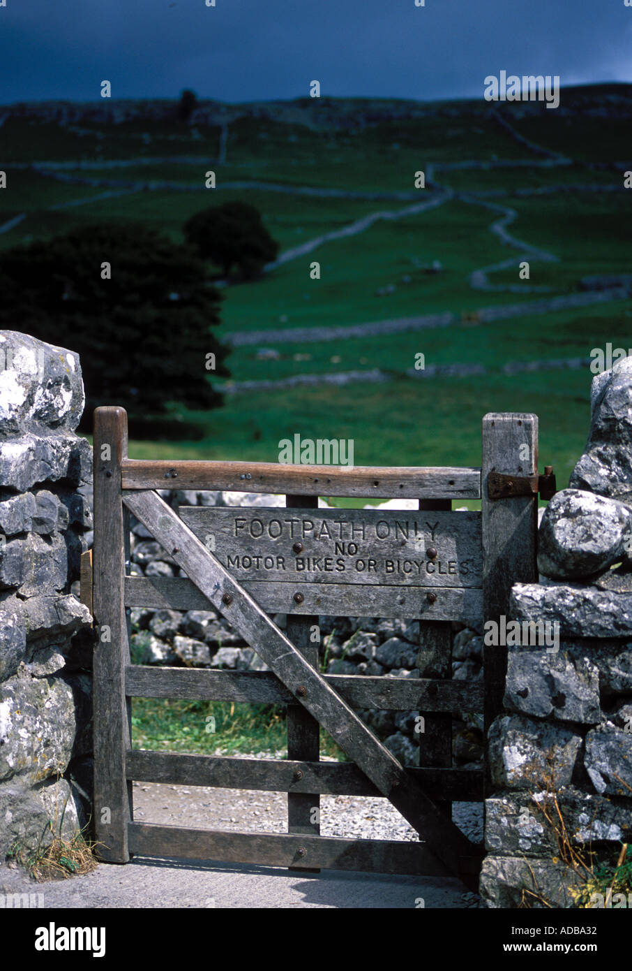 Footpath sign malham hi-res stock photography and images - Alamy