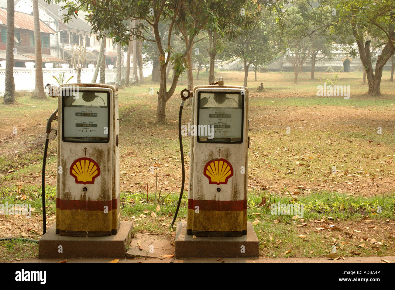 Old shell petrol pump hi-res stock photography and images - Alamy