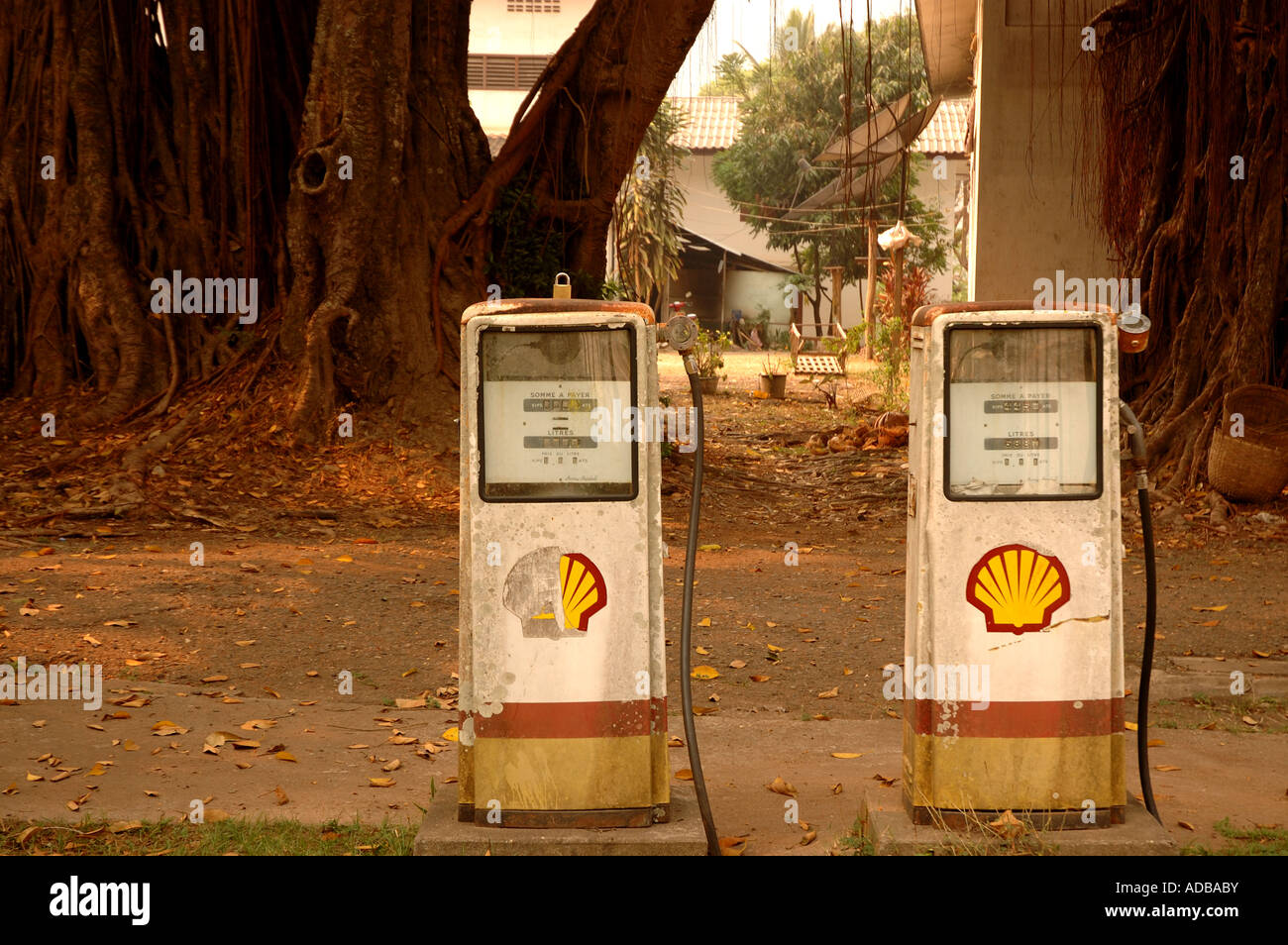 Old shell petrol pump hi-res stock photography and images - Alamy