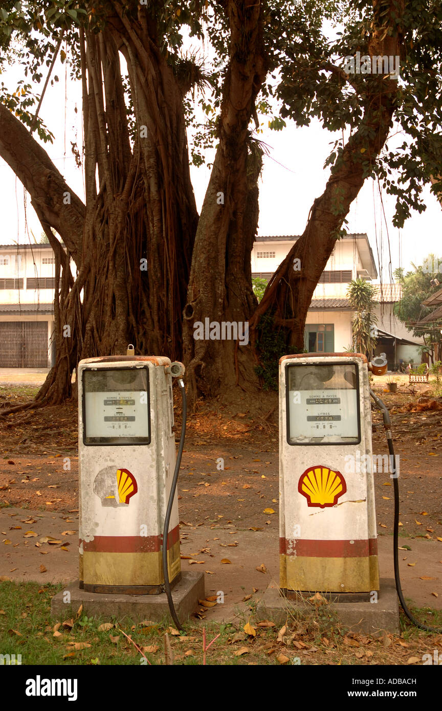 Old shell petrol pump hi-res stock photography and images - Alamy