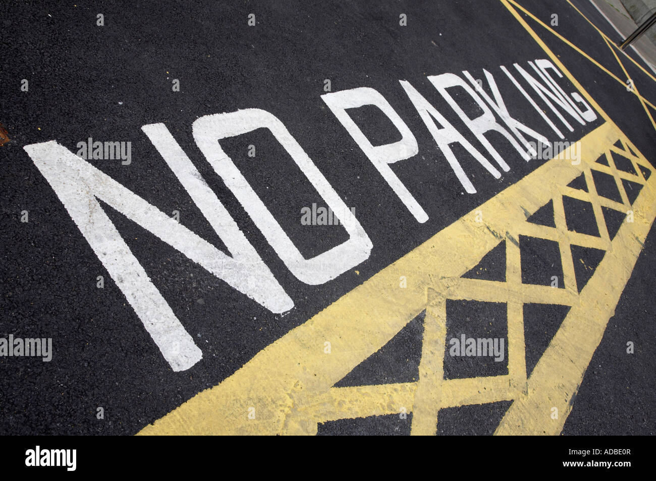 Yellow cross hatches hi-res stock photography and images - Alamy