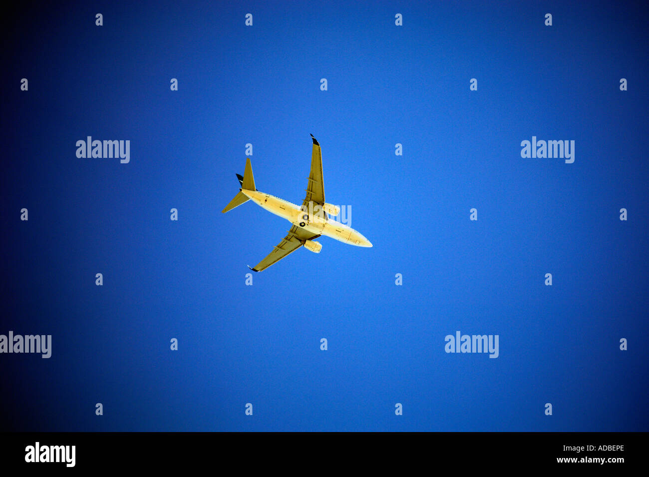 Airliner flying overhead hi-res stock photography and images - Alamy
