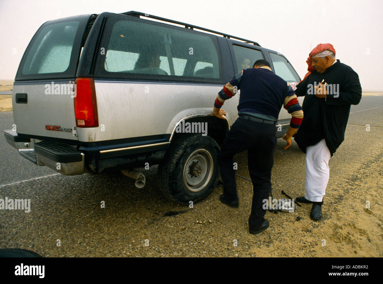 Kuwait Breakdown In The Desert Overheated Tyre Stock Photo - Alamy