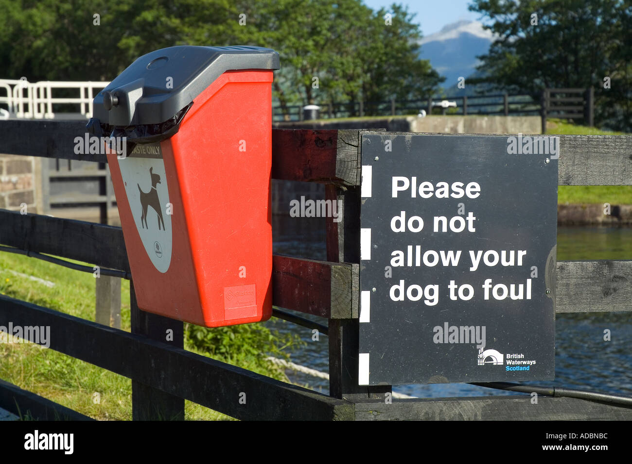 Dog litter warning sign hi-res stock photography and images - Alamy
